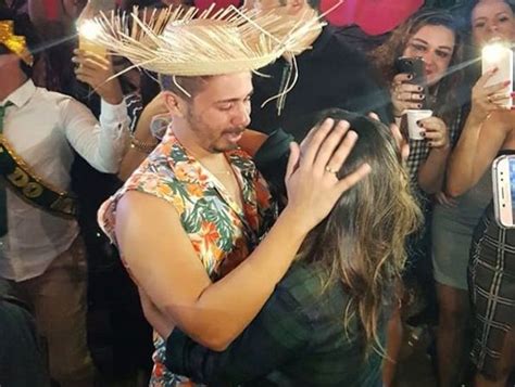 Simone Da Dupla Simaria Emociona Carlinhos Maia Ao Aparecer Na Festa Dele Quem QUEM News