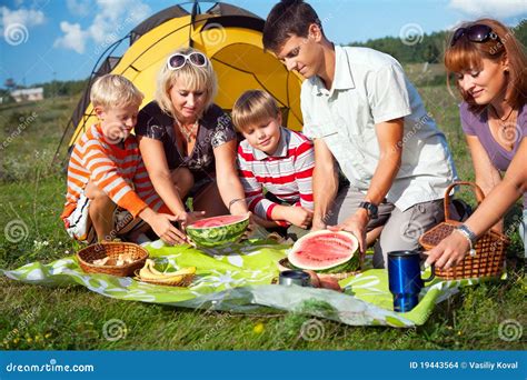 Pique Nique De Famille Photo Stock Image Du Nature Homme