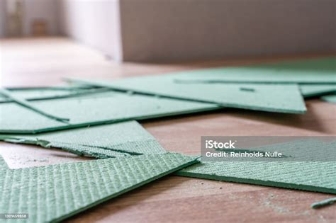 바닥에 누워 라미네이트 언더레이먼트 조각 Diy 프로젝트 룸 리모델링 및 재건 선택적 초점 0명에 대한 스톡 사진 및 기타