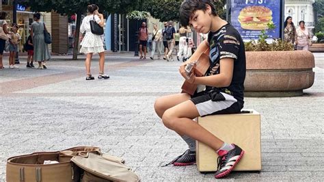 10 годишен китарист очарова пловдивчани на Главната СНИМКИ