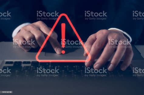 인터넷 네트워크 보안 개념 삼각형 경고 기호가 있는 키보드에 입력하는 남자 삼각형 경고 표시가 있는 개발자 알림 오류 및 유지