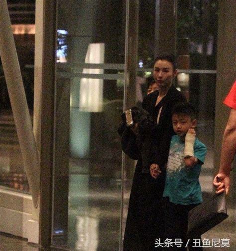 谢霆锋骑车买菜，王菲在家下厨，张柏芝、李亚鹏却独自带娃