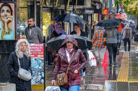 Hava durumu İstanbul Meteoroloji den kuvvetli yağış ve toz taşınımı