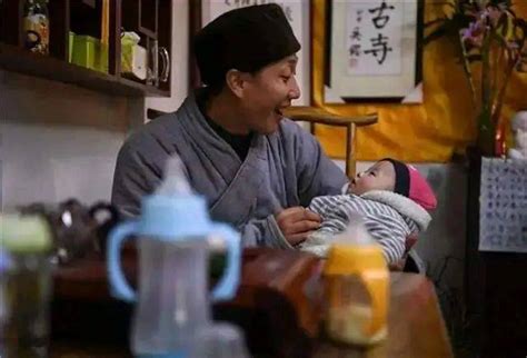 一和尚开豪车，带孕妇到医院生孩子，几天后又带来一孕妇，医生得知真相直接红眼小雨吴兵电话