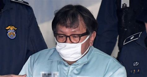 포토 호송차에서 내리는 송성각 전 한국콘텐츠진흥원장
