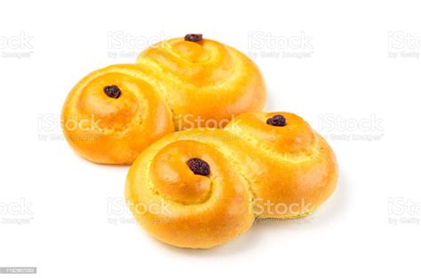 전통적인 스웨덴어와 스칸디나비아 크리스마스 사프란 빵 Lussekatter 흰색 배경에 고립 수평 12월에 대한 스톡 사진 및