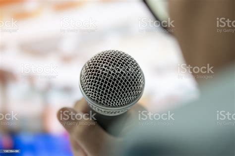 스마트 사업가 연설 및 세미나 실에 마이크와 말하기 또는 회의장 마이크와 함께 빛을 얘기 음성 소리내어 통신 인간 형태의 교습에