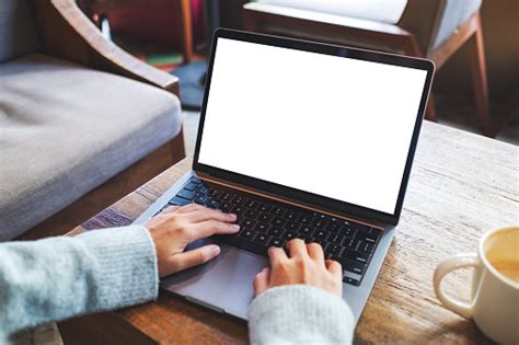 빈 흰색 데스크톱 화면으로 랩톱 컴퓨터 키보드를 사용하고 입력하는 여성 30 34세에 대한 스톡 사진 및 기타 이미지 30