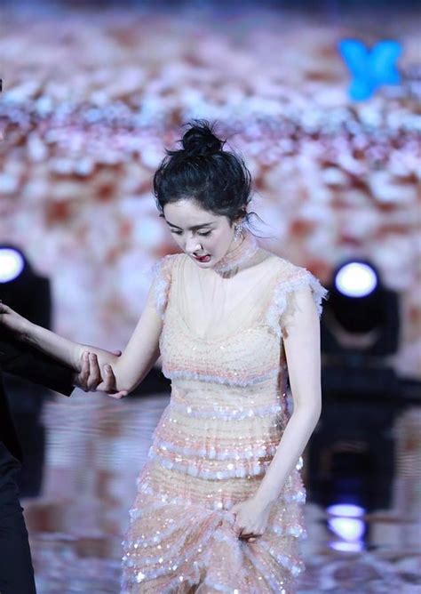 杨幂赵丽颖撞色衣服 杨幂被身材害了 赵丽颖也输给了倪妮