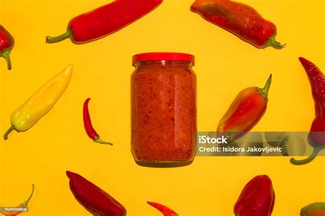 노란색 배경에 Ajvar 항아리 파프리카 항아리 겨울 상점 파프리카와 가지의 전통적인 발칸 요리 주위 0명에 대한 스톡 사진 및