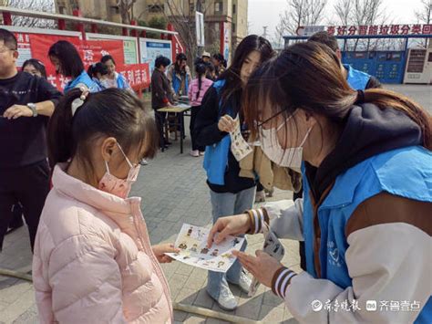 高校志愿者走进徐家楼街道大官庄社区开展“英语角”志愿服务活动文明宣传