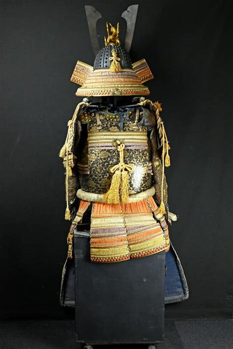 昊 甲冑師 薩摩国住十一代光忍作 花押 違鷹羽家紋唐草蒔絵鉄地金甲冑鎧 十八間星兜 等身大着用可能甲冑 鎧櫃 鎧立 Mh65obs甲冑（兜
