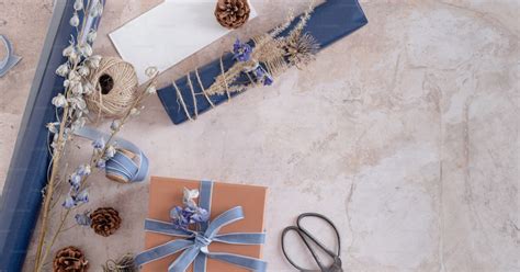 가위 옆에 파란색 리본으로 싸인 선물 사진 Unsplash의 포장지 이미지