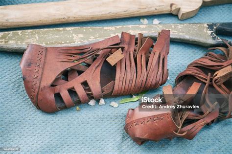 고대 로마 훈련 무기와 가죽 샌들 칼리게 로마 제국 전쟁 중 군사 사건의 재건 신발에 대한 스톡 사진 및 기타 이미지 신발