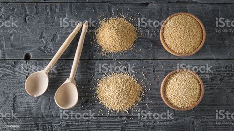 두 개의 나무 숟가락 자줏빛 씨앗 검은 나무 테이블에 노아 씨 글루텐 무료 음식입니다 거친에 대한 스톡 사진 및 기타 이미지