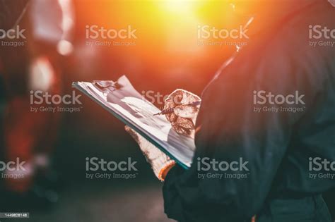 자동차 점검 차고 직원 정비사 검사 체크리스트 서비스 유지 보수 기록 주문 레코드 아날로그 오디오에 대한 스톡 사진 및 기타 이미지 레코드 아날로그 오디오 수리 교통