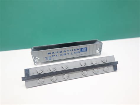 Used Ahm N Scale 4 Bay Covered Hopper Naugatuck Plastics Nahx 15256