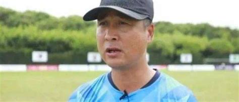 出狱6年后，祁宏新职位曝光，年薪10万，为男足效力，陈戌源支持足球工作生活