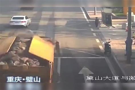 货车车轮突然脱离路人遭殃监控拍下惊险的一幕 路人 车轮 货车