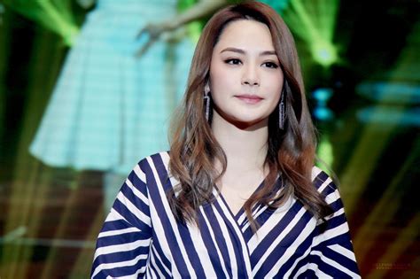 阿娇现身活动五官精致脸颊圆润 宽松连衣裙似睡袍 青岛新闻网