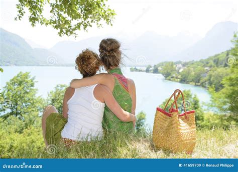 Zwei Lesben In Der Natur Bewundern Die Landschaft Stockbild Bild Von