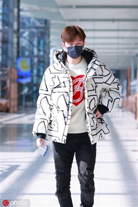 董力现身上海机场 羽绒服内搭白色毛衣时尚休闲 搜狐大视野 搜狐新闻