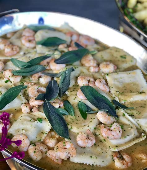 Pratos Com Camarão Para O Menu Do Casamento