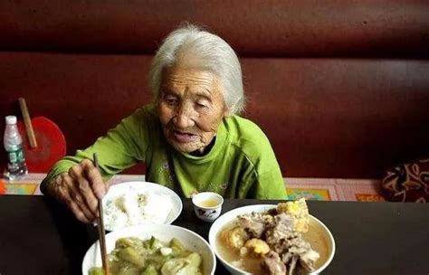 “吃得少，活得久”？饭量越小，衰老速度越慢？听听医生怎么说饮食新浪新闻