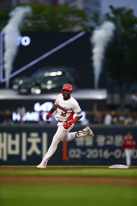 Kia 소크라테스 올해 기아 홈런존 첫 주인공니로 차량 받는다