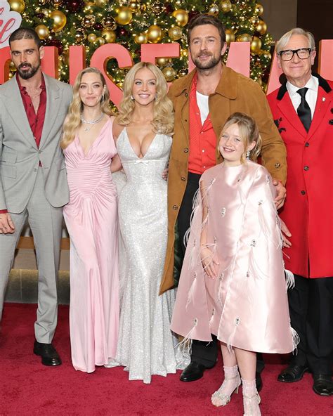 Sydney Sweeneys Low Cut Gown Wows At The Housemaid Premiere