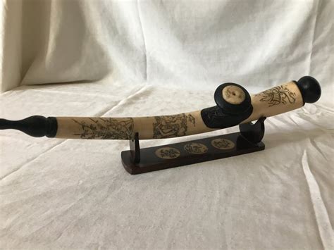 splendide pipe a opium signée sur son support Pipe Bone Wood Catawiki