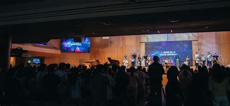 무대 앞에 서 있는 한 무리의 사람들 사진 Unsplash의 무료 사람 이미지