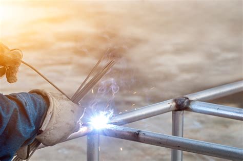 용접기는 강철 프레임을 용접 합니다 노동 및 산업 열심히 강철에 대한 스톡 사진 및 기타 이미지 강철 건설 기계류 건설