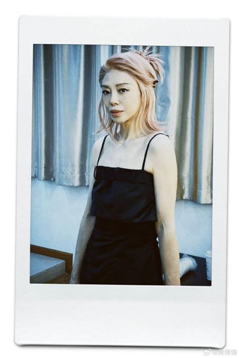 黄绮珊染粉发造型温柔女团风 黑色吊带裙身材纤细苗条新浪图片