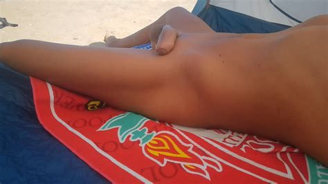 Totalement nue et une érection à la plage naturiste xHamster