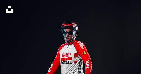 헬멧을 쓰고 자전거 옆에 서 있는 남자 사진 Unsplash의 무료 By씨클 이미지