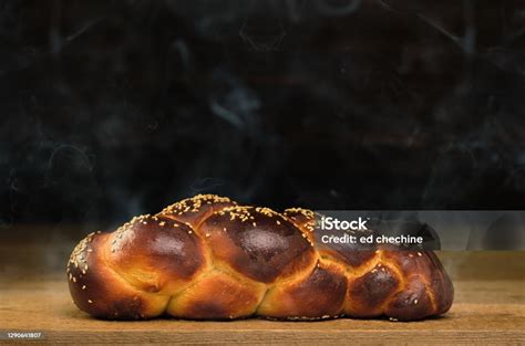 나무 테이블에 오븐에서 갓 구운 샬라 빵 위로 증기가 솟아오른다 클로즈업 축제 빵 요리하기 음식 준비에 대한 스톡 사진 및 기타 이미지 요리하기 음식 준비 음식
