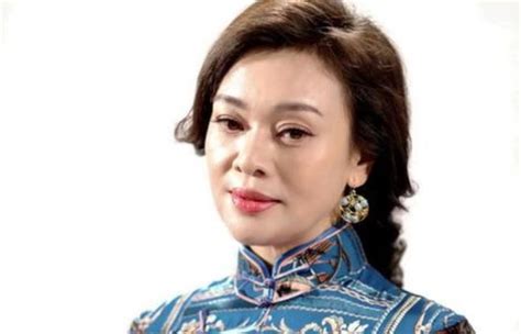 她曾拒絕過張藝謀的追求？二婚嫁給對的人，婚後過着想要的生活 資訊咖