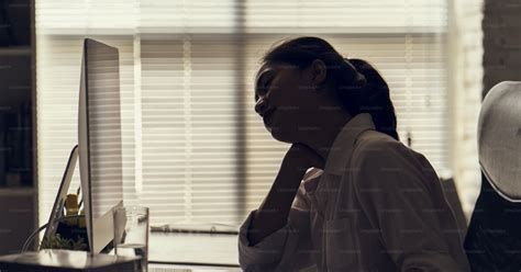 아시아 여성 일에서 아픔 그녀는 긴장을 풀고 싶다고 느꼈다 사진 Unsplash의 요통 이미지