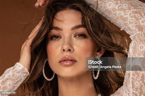 Красивый Портрет Крупным Планом Натуральной Женщины С Веснушками И