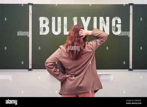 El Texto Es Un Acoso Escolar En La Pizarra Y Un Profesor Triste En El