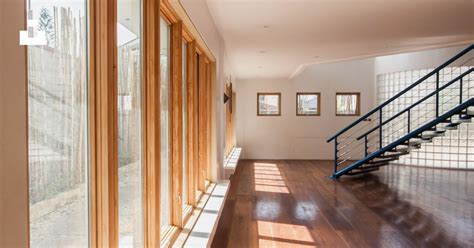 유리창이 있는 갈색 나무 쪽모이 세공 마루 바닥 사진 Unsplash의 무료 광선 이미지