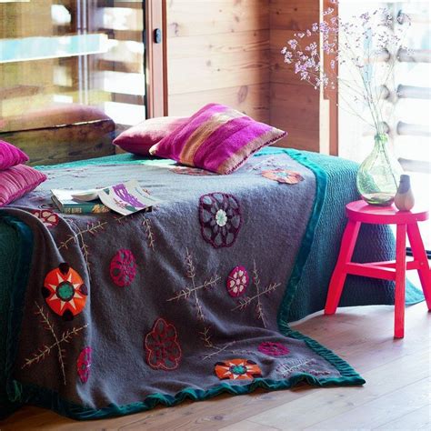 Customiser Une Couverture En Laine Avec Des Fleurs Colorées