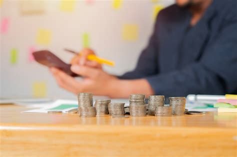 돈을 절약합니다 남자 재정 집 청구서 지불 세금 저축 경제 재정 가정에서 재정 계산 45 49세에 대한 스톡 사진 및 기타 이미지 Istock