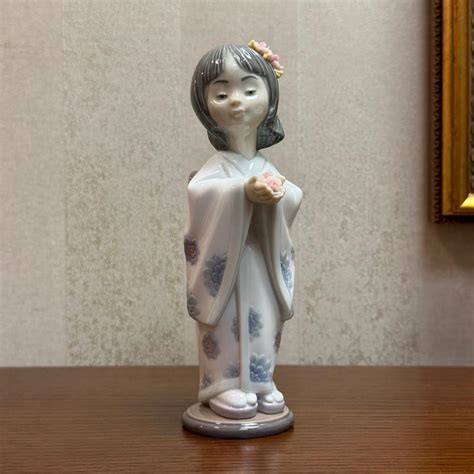 Фарфоровая статуэтка Lladro «несущая цветы — цена 4500 грн в каталоге Статуэтки Купить товары