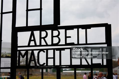 나치 집단 수용소 의 입구 작센하우젠오라니엔부르크 Arbeit Macht Frei 독일어 문구 작품은 당신을 자유롭게 설정합니다
