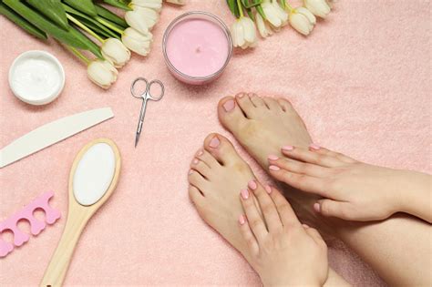 분홍색 테리 타월에 페디큐어 절차 후 깔끔한 발톱을 가진 여자의 근접 촬영 평면도 건강한 생활방식에 대한 스톡 사진 및 기타 이미지 건강한 생활방식 깔끔한 깨끗한