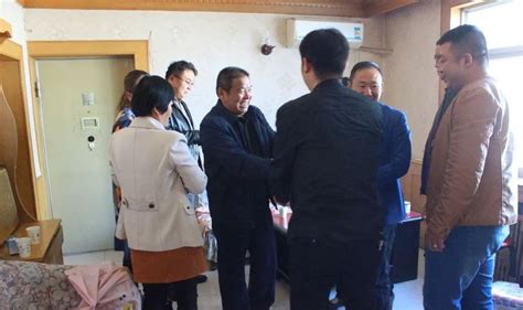 【正能量】一个举动救人一命 爱心施救不留名澎湃号·政务澎湃新闻 The Paper