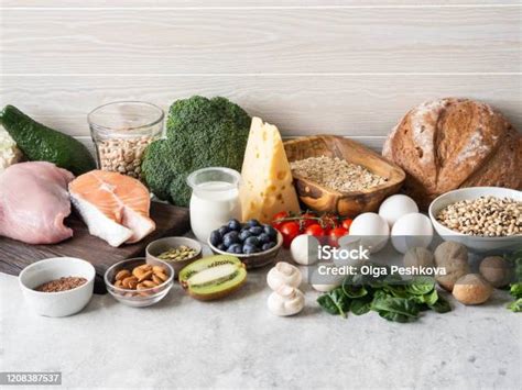 건강한 원시 깨끗한 재료 과일 야채 유제품 계란 콩류 식이 고기와 생선 견과류와 씨앗 공간을 복사합니다 균형 잡힌 건강한 음식 개념 개념에 대한 스톡 사진 및 기타 이미지