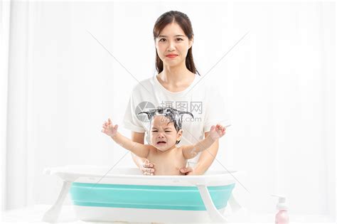 年轻妈妈给孩子洗澡高清图片下载 正版图片501659937 摄图网